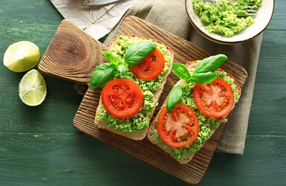 Avocado en tomaat op brood - Fitzy Magazine